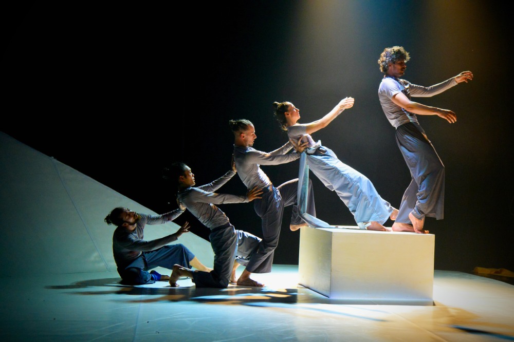 Loop – V kruhu sami se sebou - Taneční aktuality